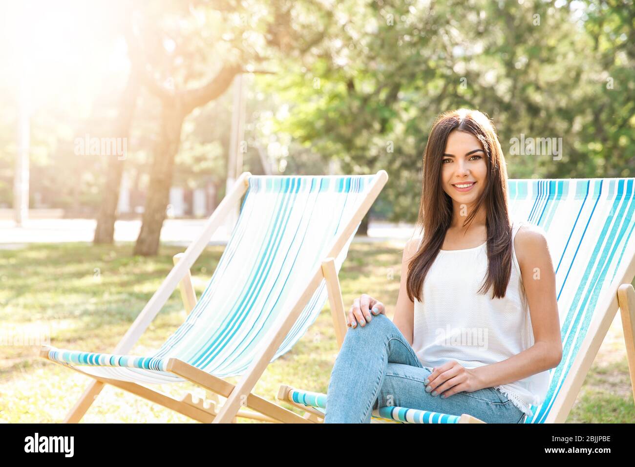 Woman sunbathing lawn chair -Fotos und -Bildmaterial in hoher Auflösung ...