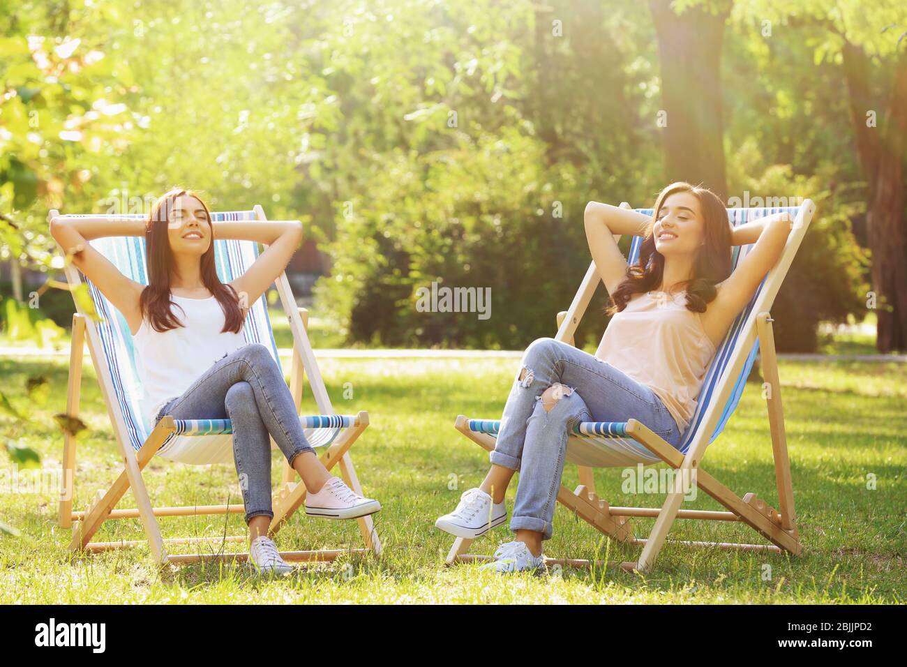Woman sunbathing lawn chair -Fotos und -Bildmaterial in hoher Auflösung ...