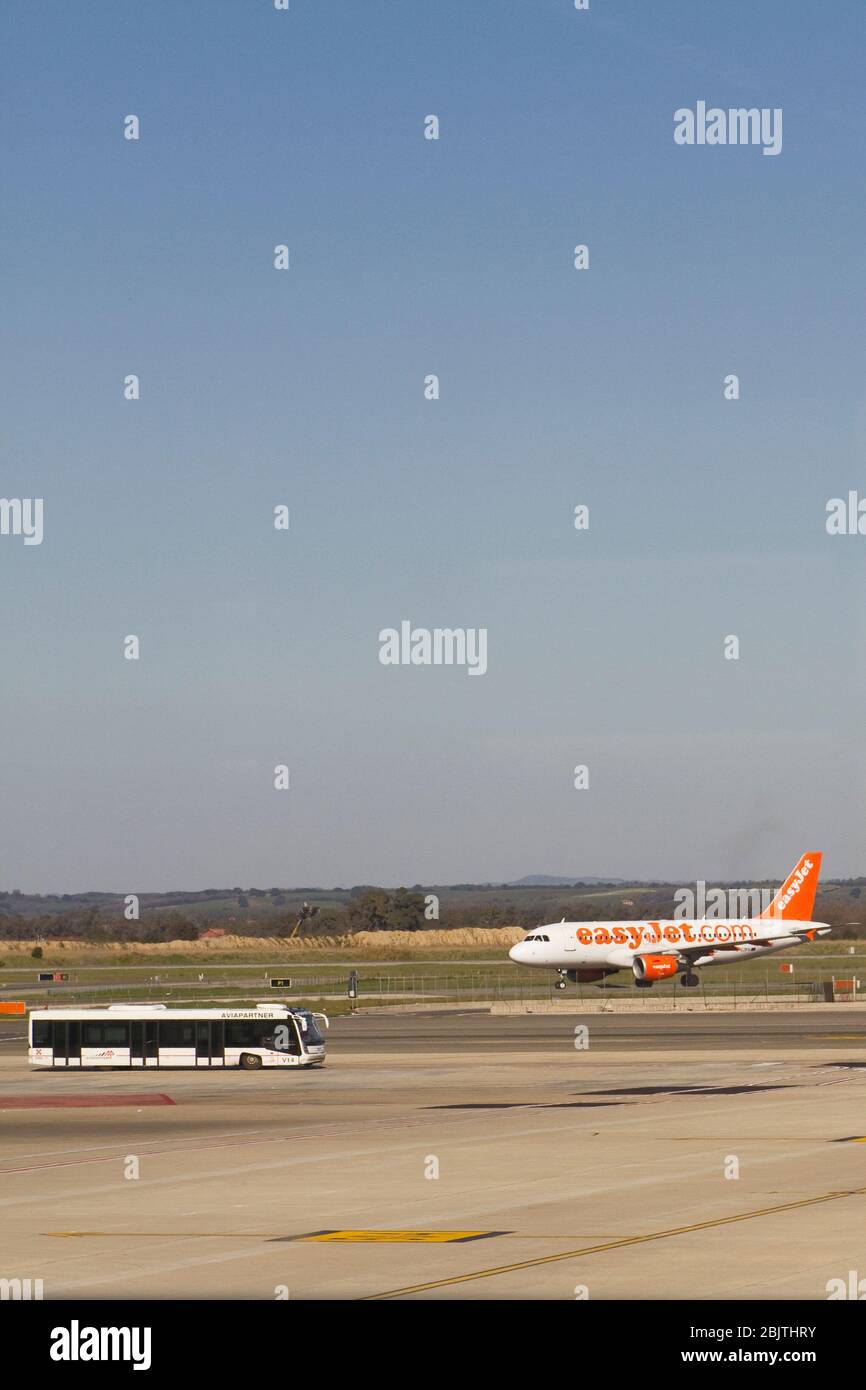 Flugzeug gegen bus -Fotos und -Bildmaterial in hoher Auflösung – Alamy