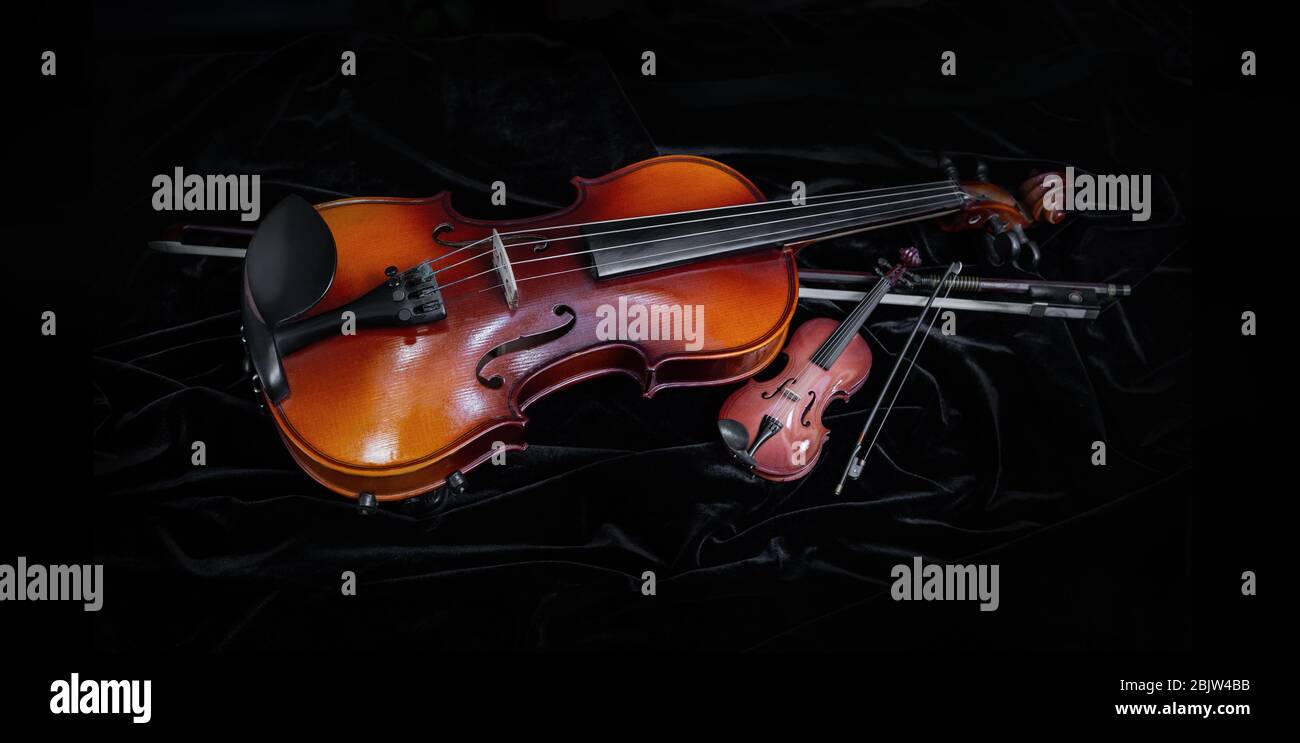 Viola schwarz duett -Fotos und -Bildmaterial in hoher Auflösung – Alamy