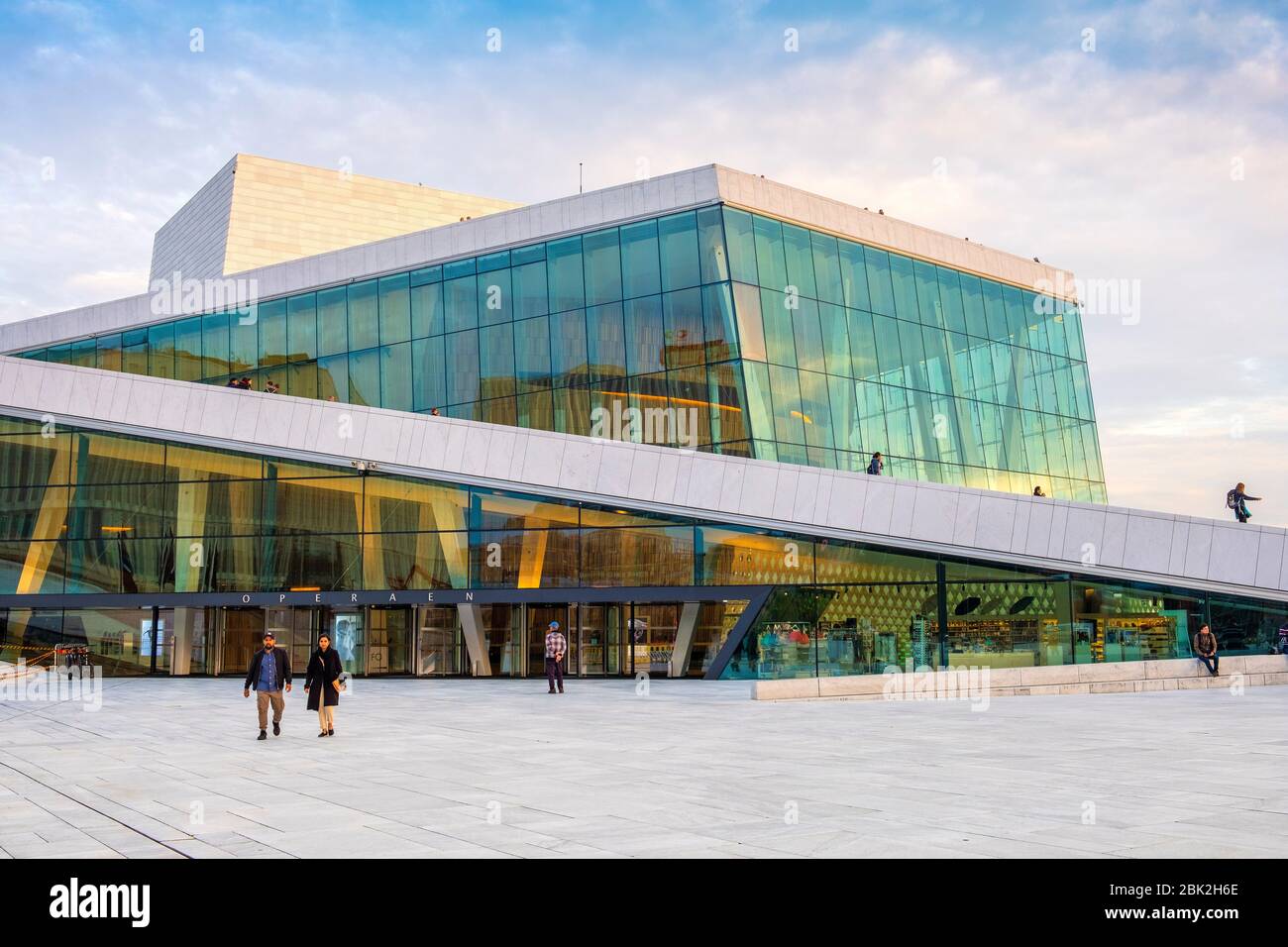 Oslo, Ostlandet / Norwegen - 2019/08/31: Modernistisches Opernhaus Oslo ...