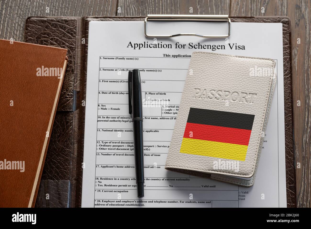 Antragsformular, Stift und deutscher Reisepass Stockfotografie - Alamy
