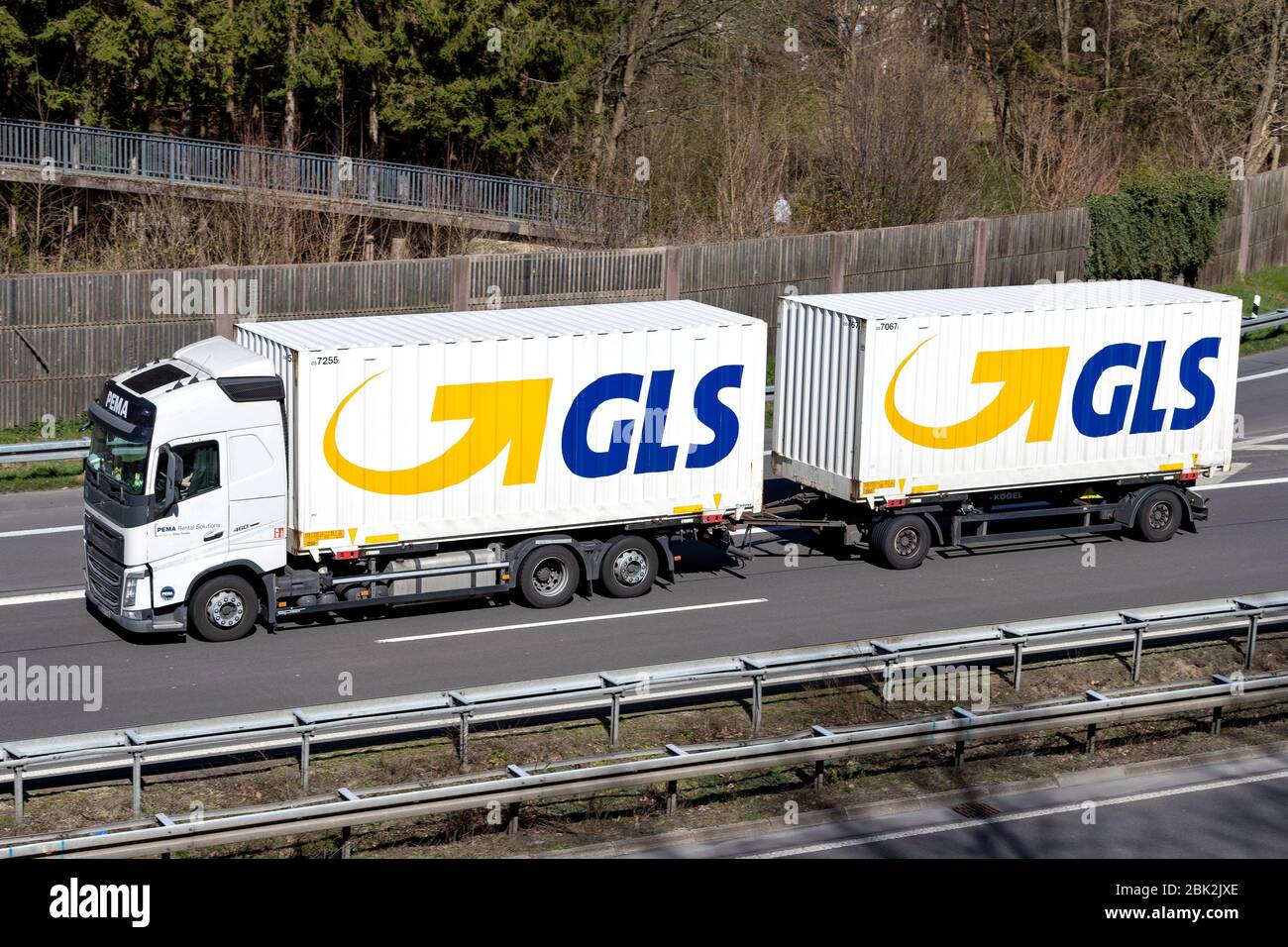 GLS-LKW auf der Autobahn. General Logistics Systems B.V. wurde 1999 ...