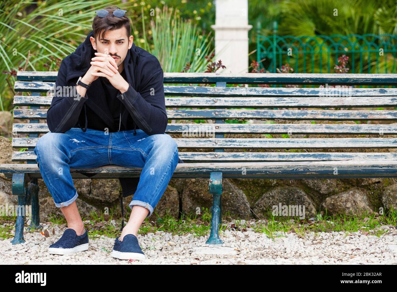 Italian men sitting on bench -Fotos und -Bildmaterial in hoher ...