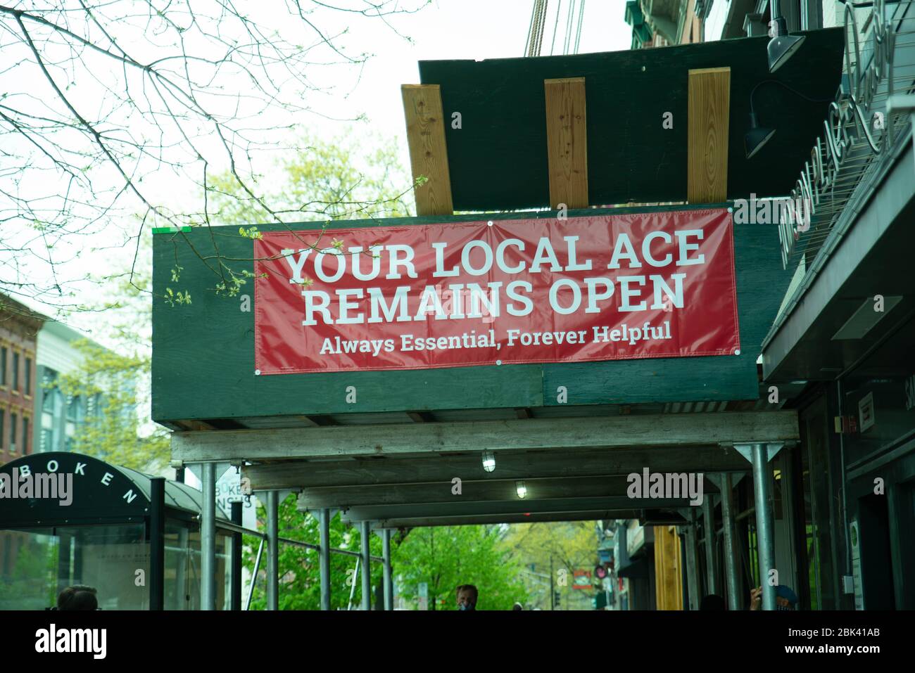 ACE Hardware-Schild, das besagt, dass Ihr lokales Ace immer offen ...