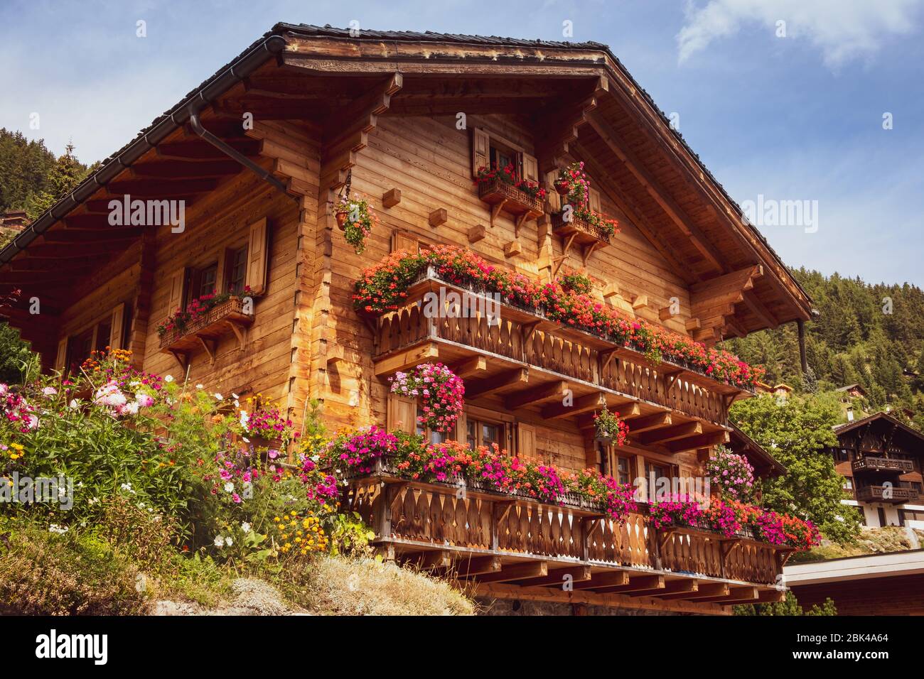 Traditional swiss wooden house chalet -Fotos und -Bildmaterial in hoher Auflösung – Alamy