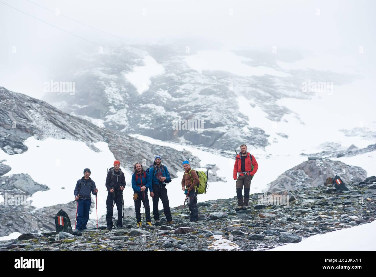Gruppe Von Freunden Auf Wanderweg Stockfotos und -bilder Kaufen - Alamy