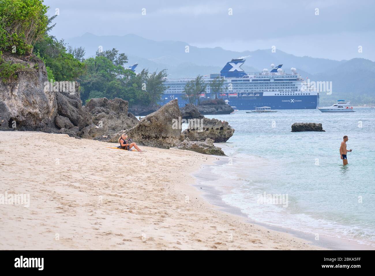 Weißer Strand der Insel Boracay. Touristen gehen am Strand entlang und ...