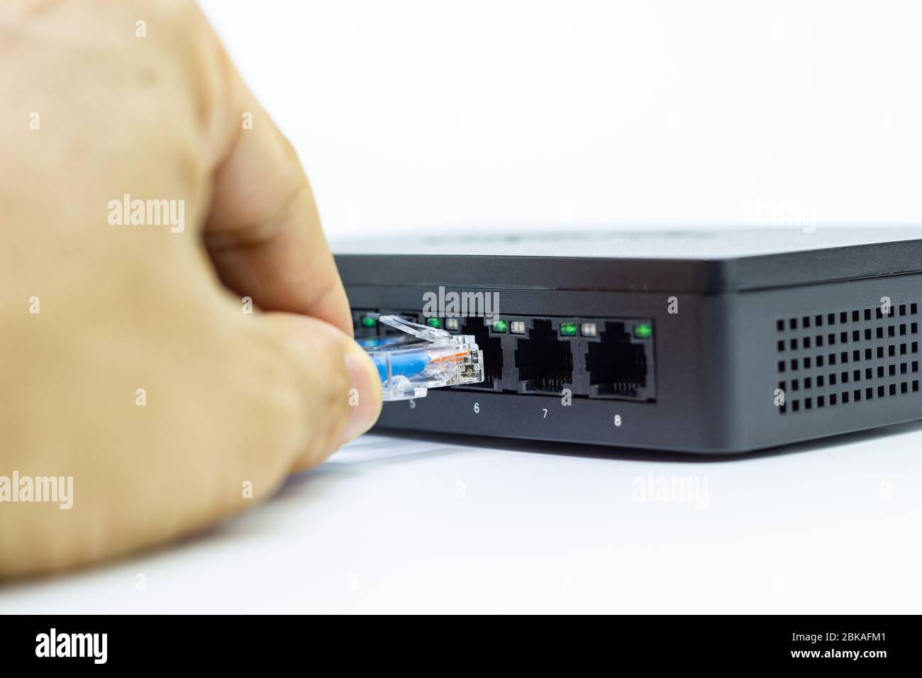 Der Mann, der das Netzwerk Kabel an LAN-Anschluss anschließen, Konzept ...