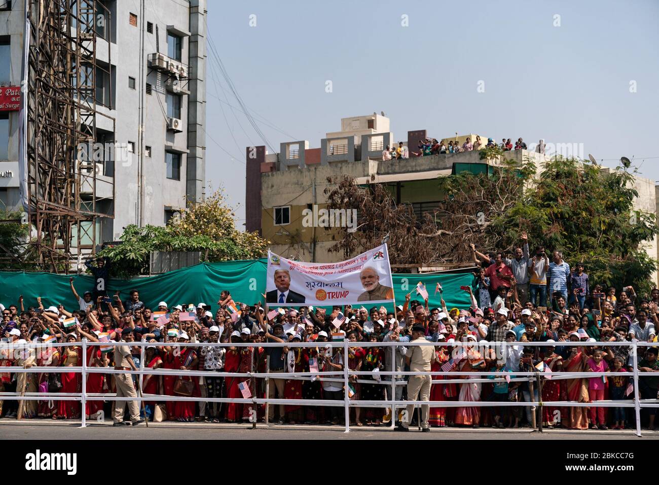 Die Massen jubeln und schwenken Flaggen, als die Autokolonne von ...