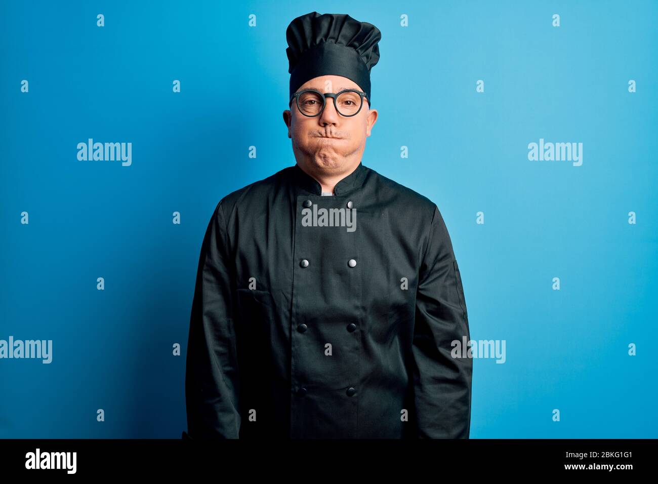 Mittelalter gutaussehende grauhaarige Koch Mann trägt Herd Uniform und ...