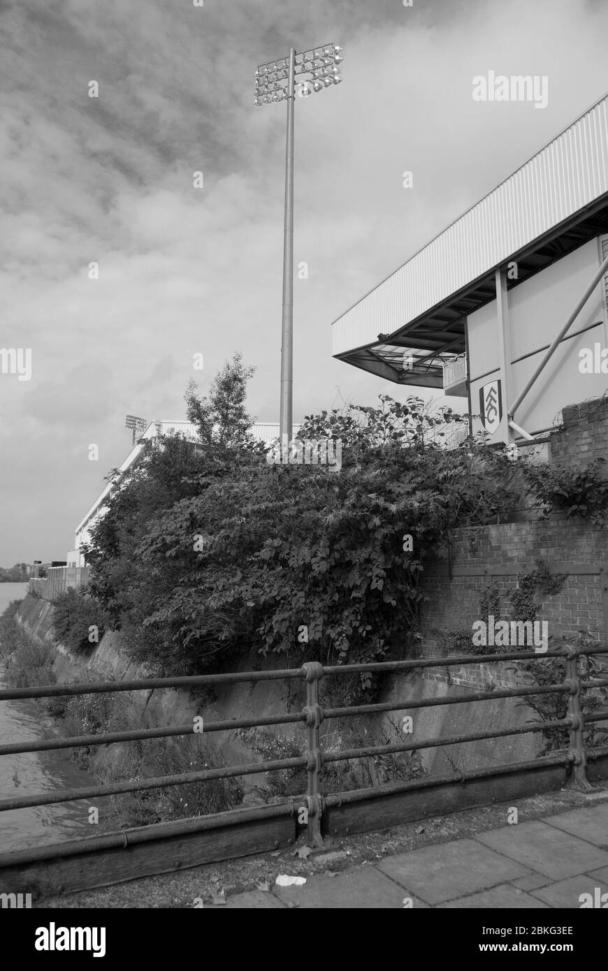 Fulham fc stadium Schwarzweiß-Stockfotos und -bilder - Alamy