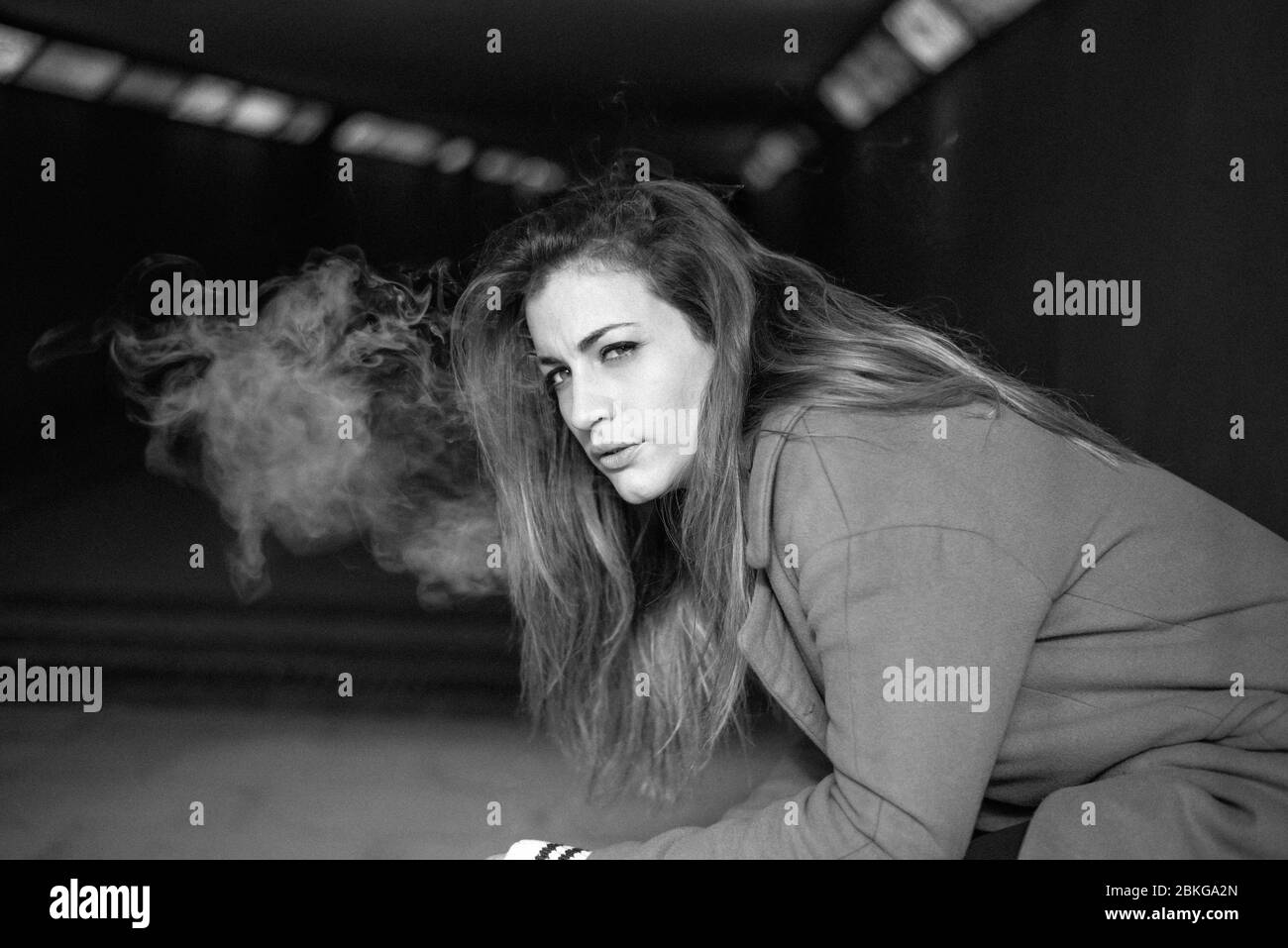 Rauchende Mädchen Blondine Stockfotos und -bilder Kaufen - Alamy