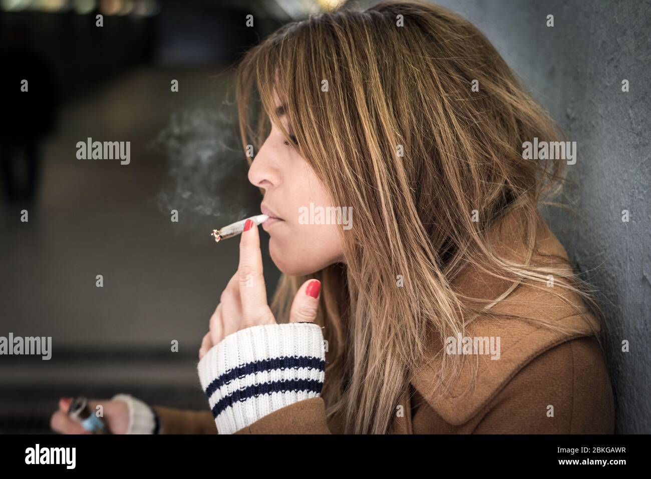 Rauchende Mädchen Blondine Stockfotos und -bilder Kaufen - Alamy