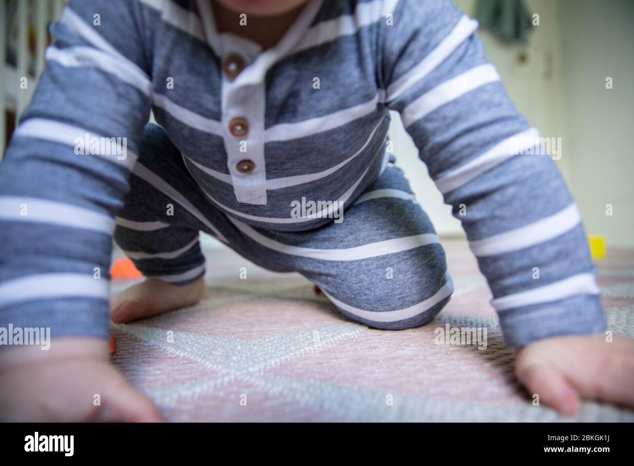 Lernen zu kriechen -Fotos und -Bildmaterial in hoher Auflösung – Alamy