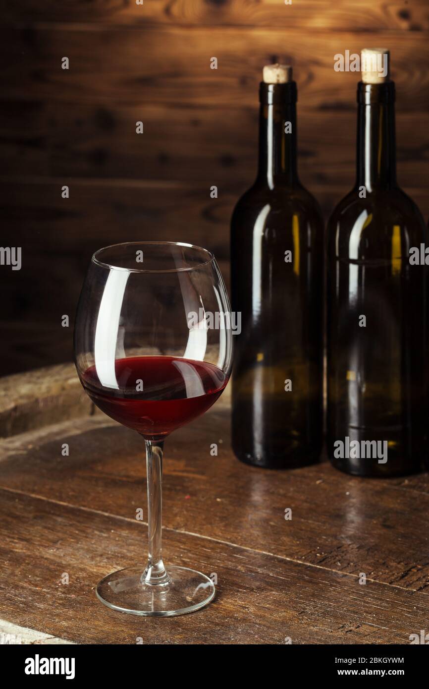 Rote Flasche Wein Stockfotos und -bilder Kaufen - Alamy