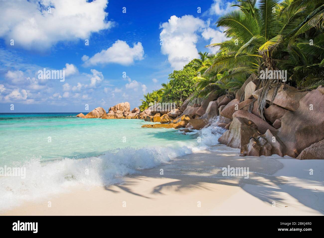 Seychellen, La Digue, Coco Cove, weißer Sandstrand und Granitfelsen ...