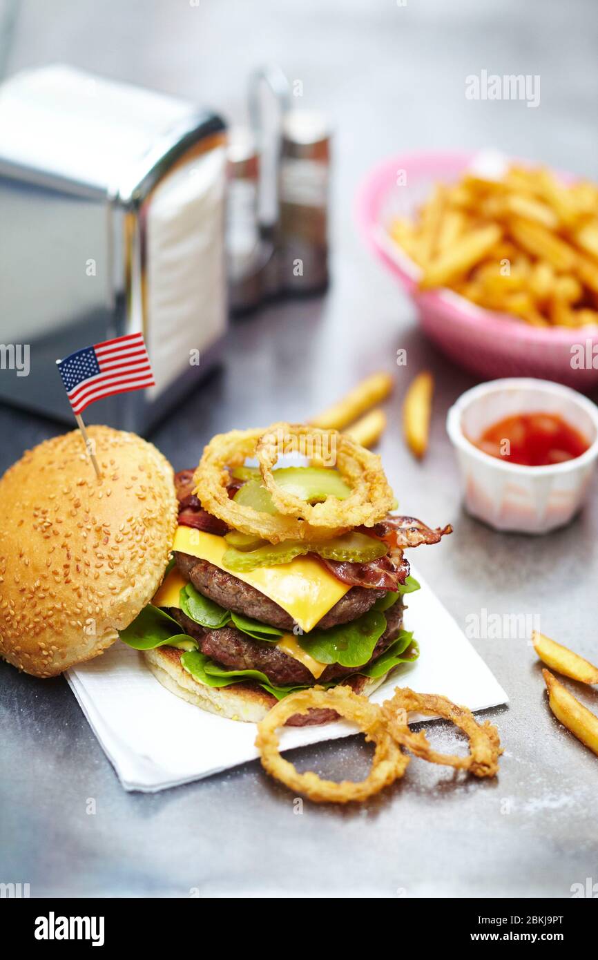 Klassischer burger und pommes -Fotos und -Bildmaterial in hoher Auflösung – Alamy