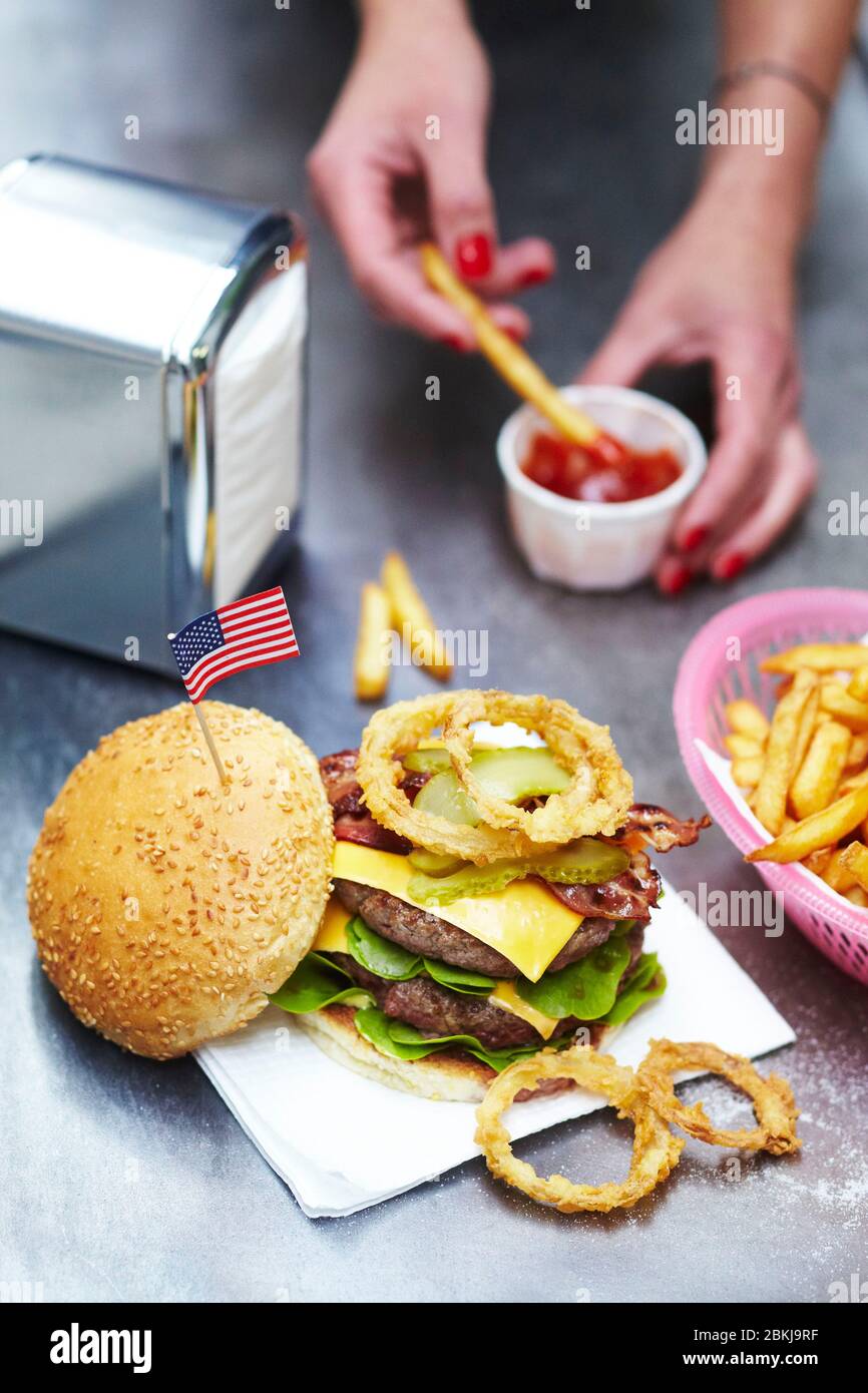 Klassischer burger und pommes -Fotos und -Bildmaterial in hoher Auflösung – Alamy