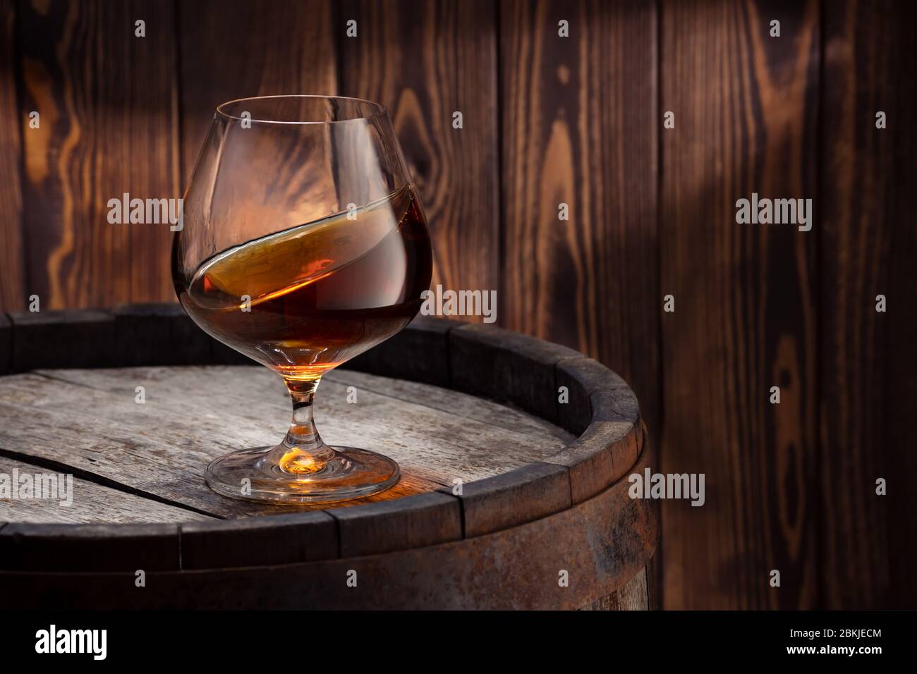Rum im holzfass -Fotos und -Bildmaterial in hoher Auflösung – Alamy