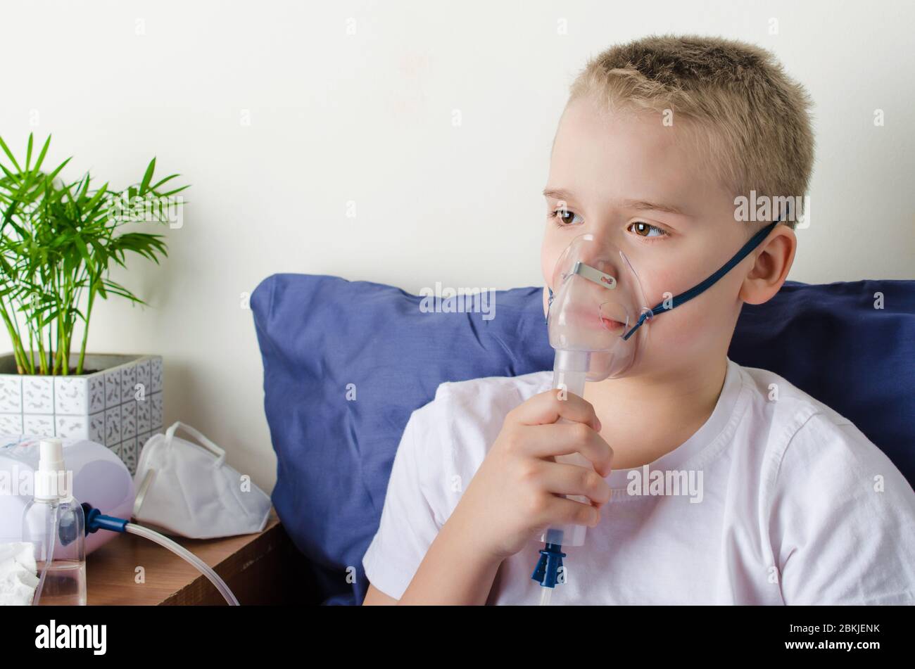 Kranker Junge atmet durch Inhalator Maske. Verwendung von Vernebler und ...