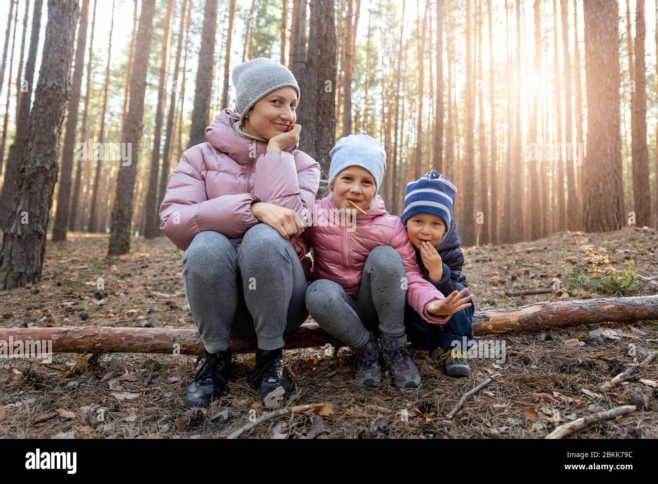 Junge Mutter Mit Kindern Stockfotos und -bilder Kaufen - Alamy