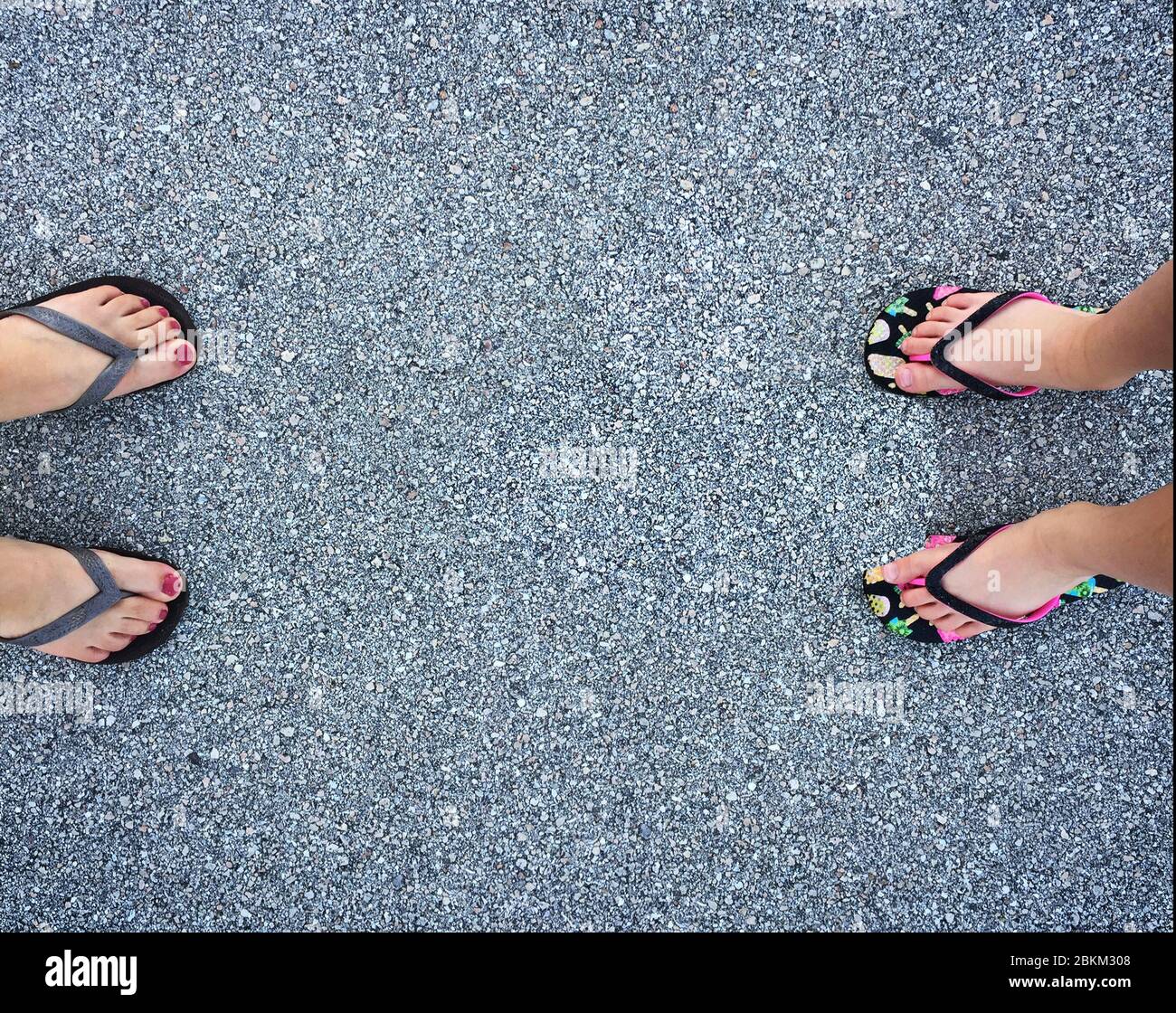 Zwei Menschen Soziale Distanzierung Stockfotos und -bilder Kaufen - Alamy
