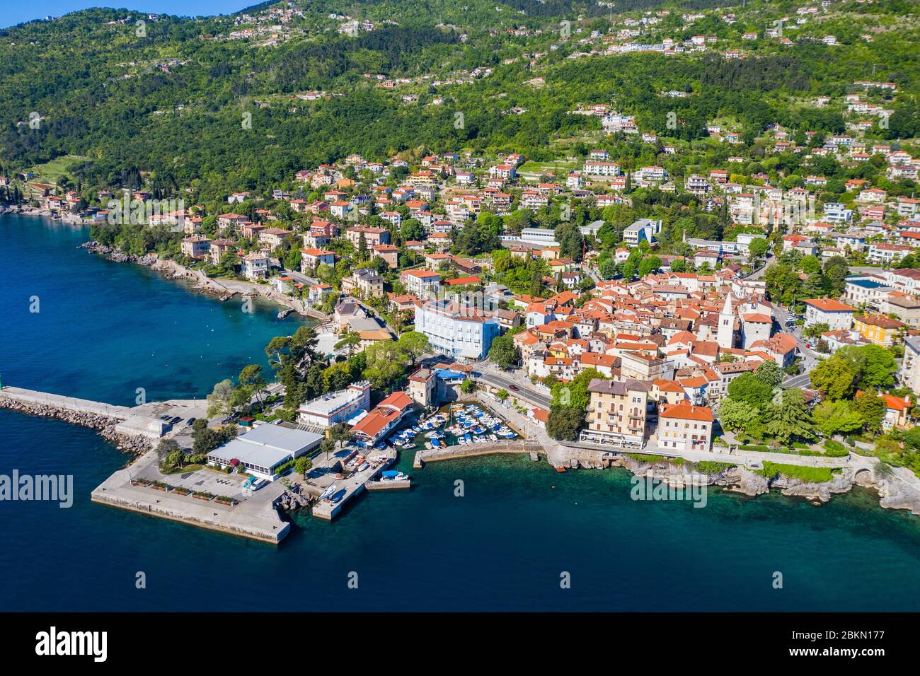 Kroatien, Adria-Küste in Kvaarner Bucht, schöne Altstadt von Lovran, historisches Zentrum und ...
