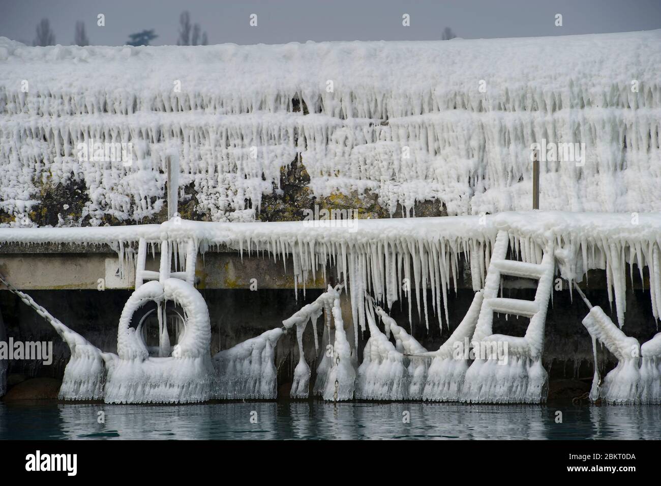 Winter ice cold lake geneva -Fotos und -Bildmaterial in hoher Auflösung ...