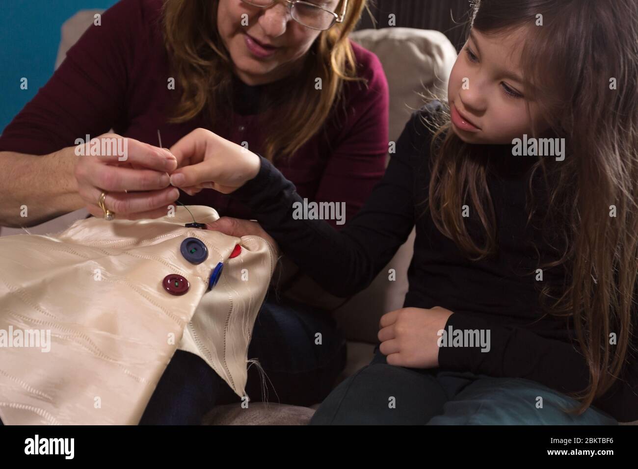 Oma und enkelin -Fotos und -Bildmaterial in hoher Auflösung – Alamy