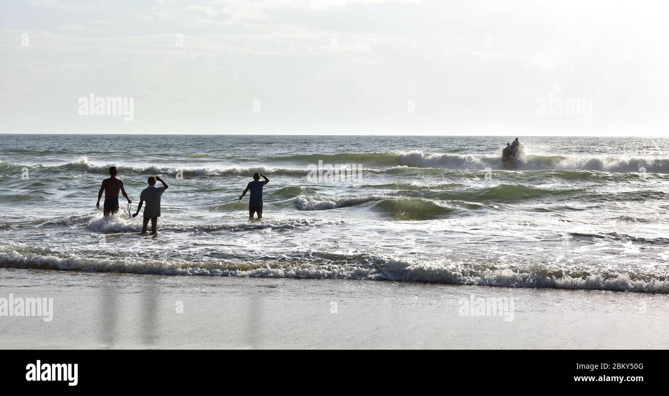 Leute fischerboot -Fotos und -Bildmaterial in hoher Auflösung – Alamy