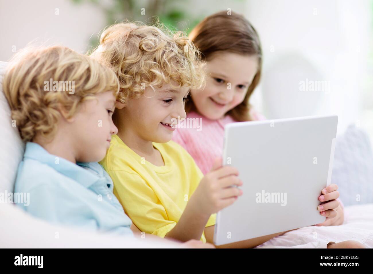 Kinder mit Handy. Kind mit Tablet-Computer, das Filme ansieht oder ...