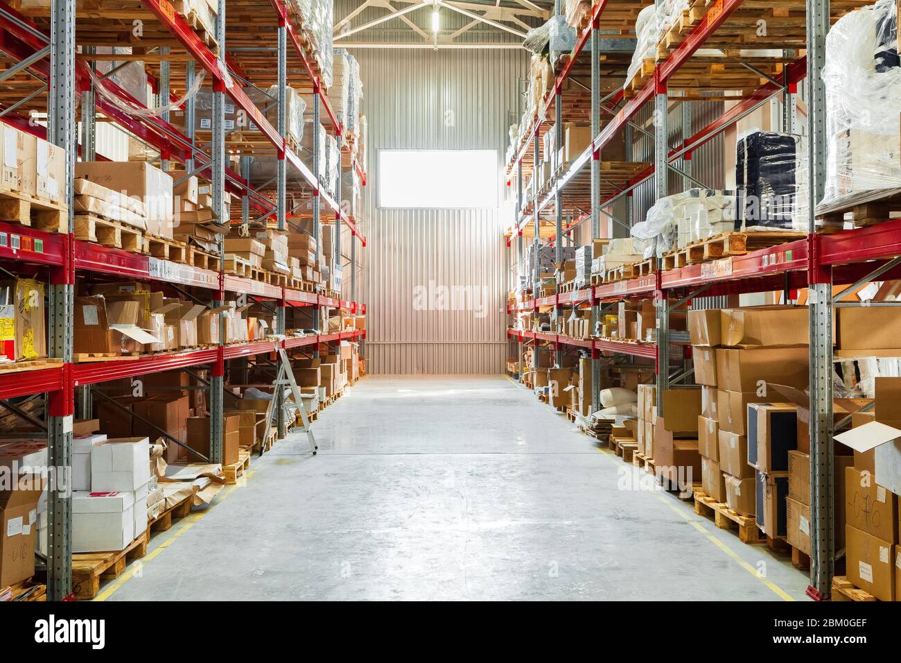 Moderne Lagerregale mit Stapel von Kartons Stockfotografie - Alamy