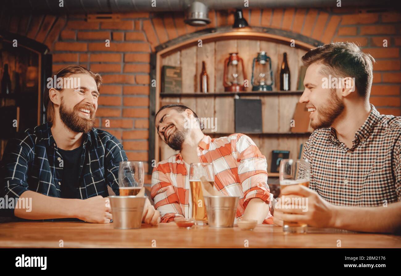 Witz erzählen ddr -Fotos und -Bildmaterial in hoher Auflösung – Alamy