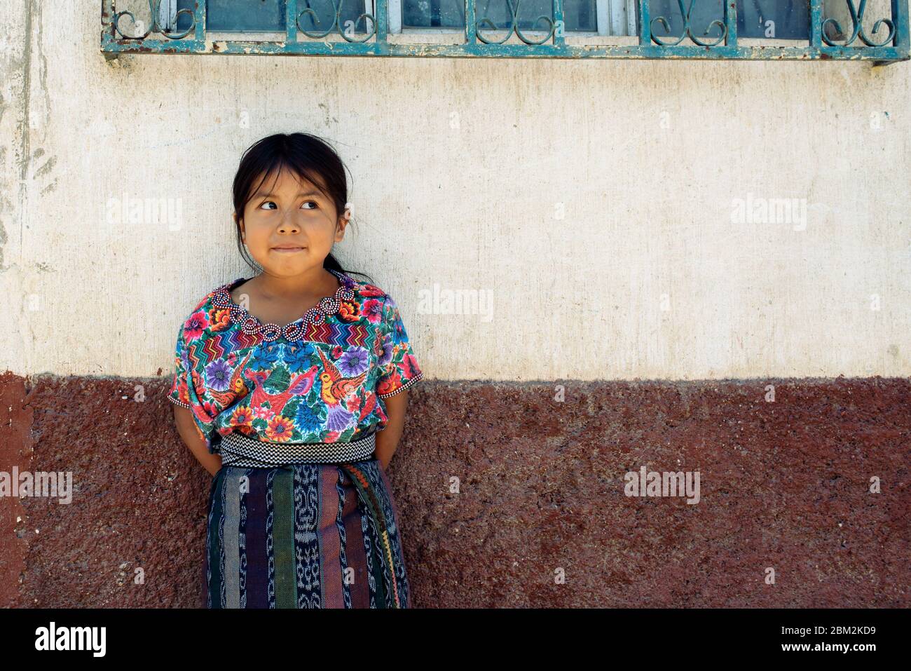 Niño con ropa tradicional -Fotos und -Bildmaterial in hoher Auflösung ...