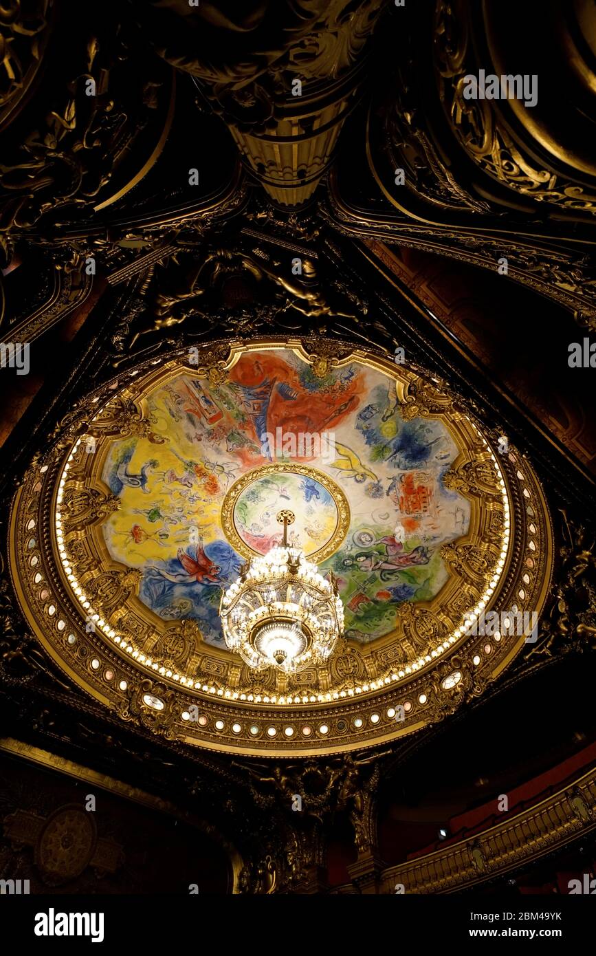 Das Auditorium celling von Marc Chagall mit dem Auditorium Kronleuchter ...