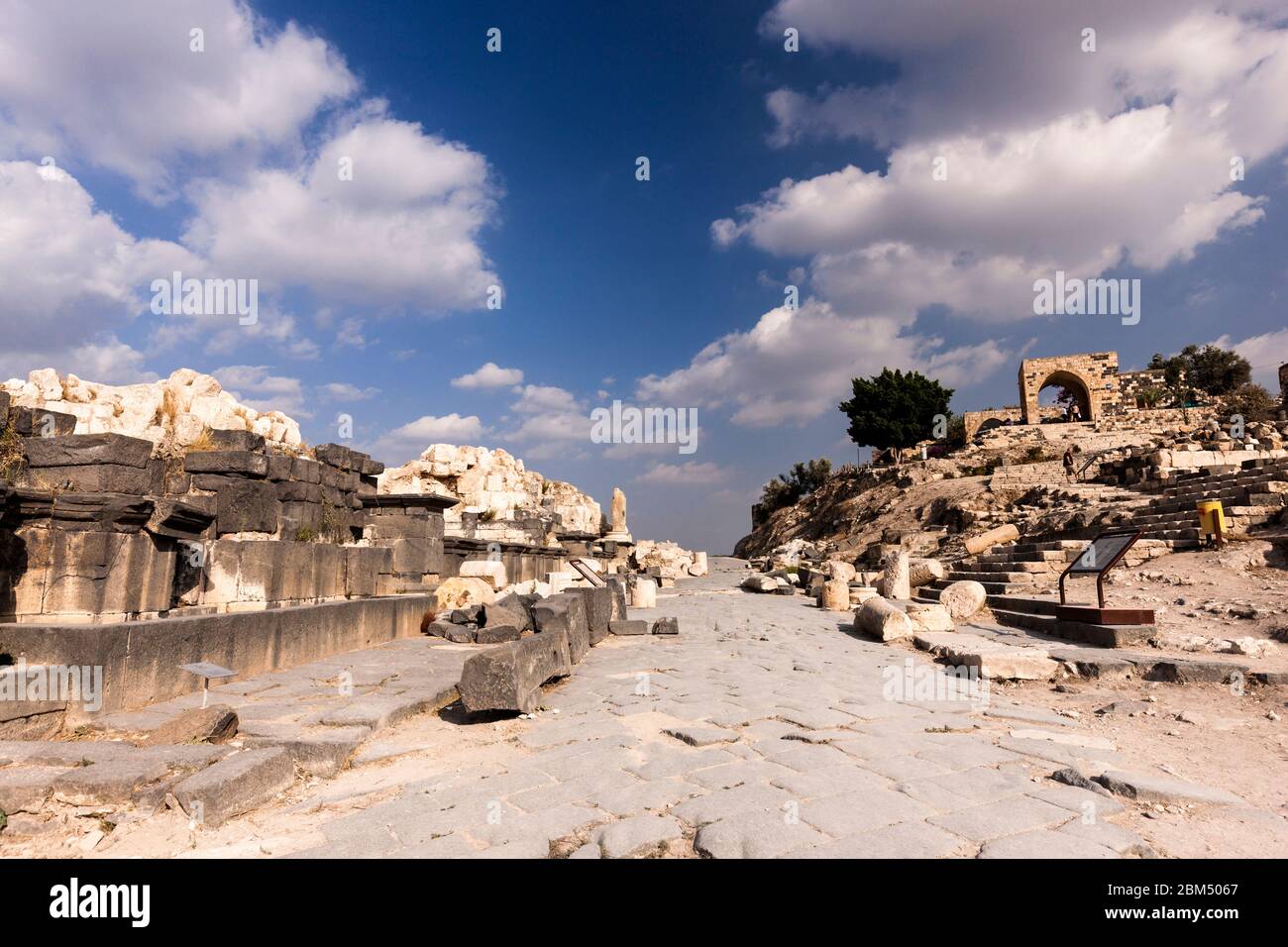 Colonnaded decumanus maximus -Fotos und -Bildmaterial in hoher ...