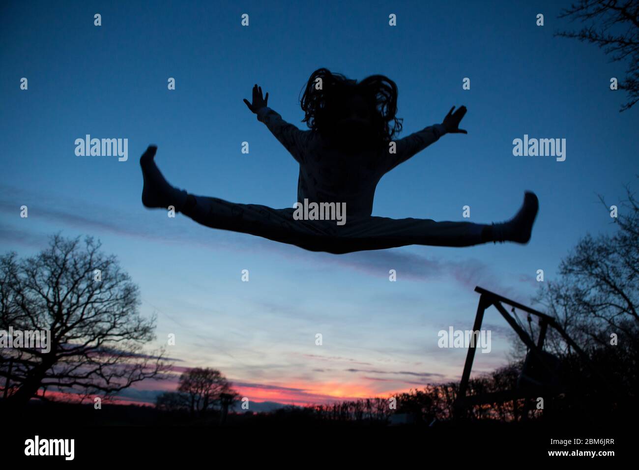 Springen sommerferien -Fotos und -Bildmaterial in hoher Auflösung – Alamy