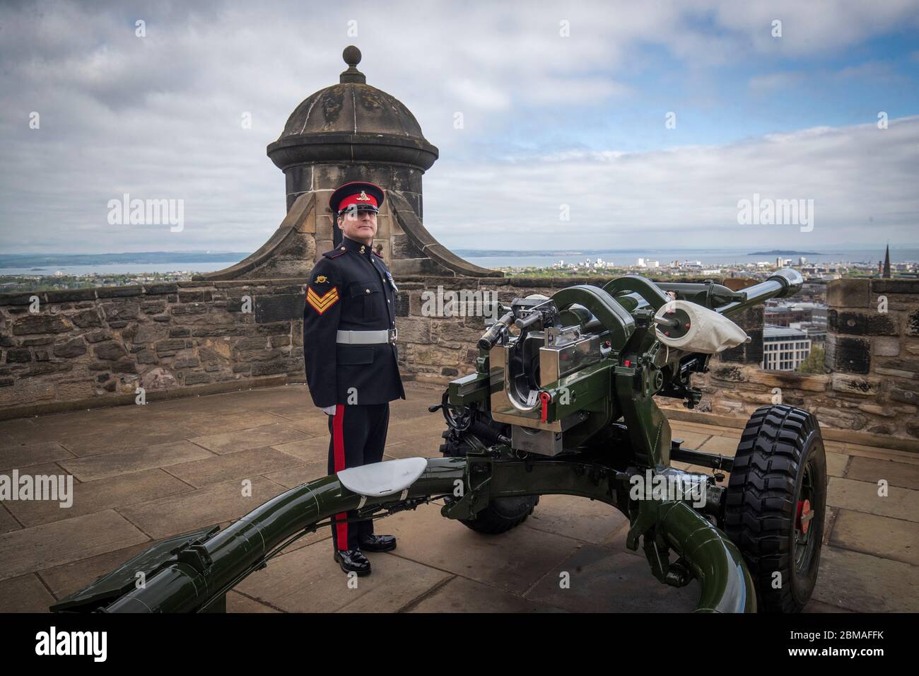 Sergeant David Beveridge bereitet sich darauf vor, einen Waffensalut ...