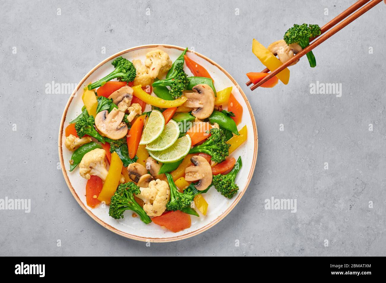 Pad Pak Ruam oder Veg Thai Stir-Fried Gemüse in weißem Teller auf ...