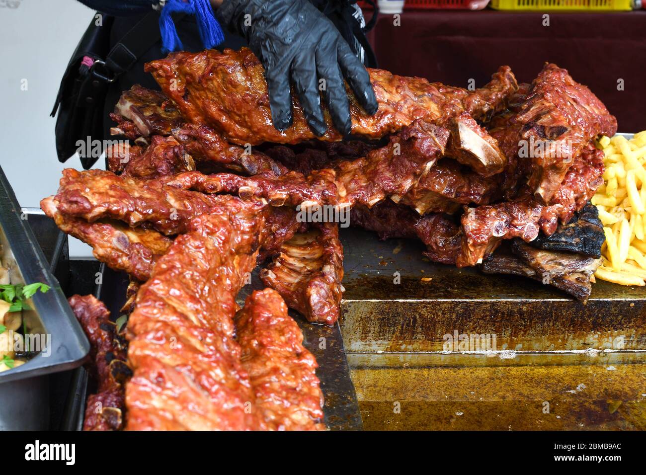 Gegrillte und gegrillte Rippchen Schweinefleisch. Leckere traditionelle ...