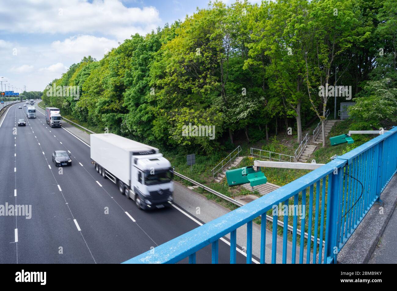 Kamera auf der autobahn -Fotos und -Bildmaterial in hoher Auflösung – Alamy