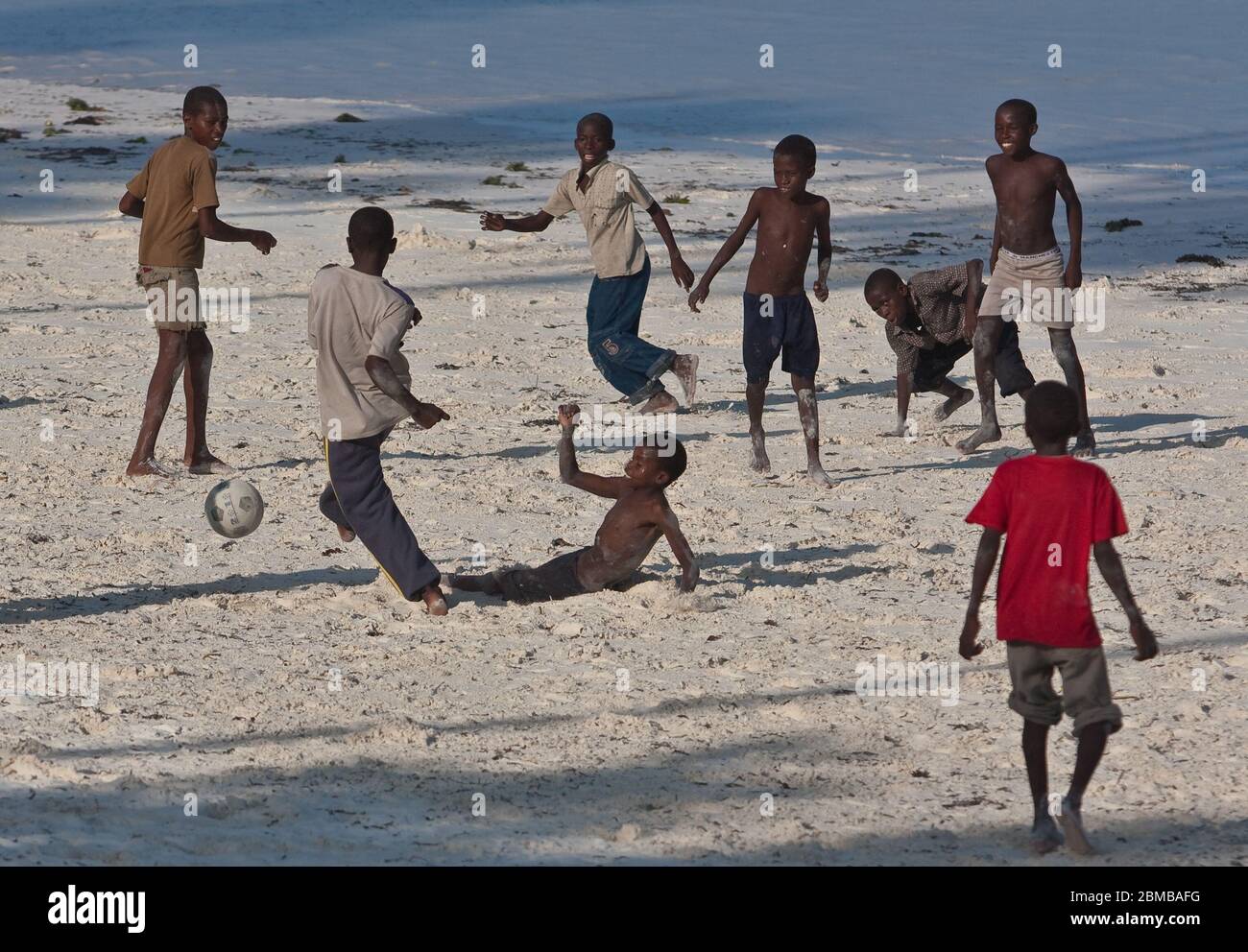 Afrika kinder fussball barfuss -Fotos und -Bildmaterial in hoher ...