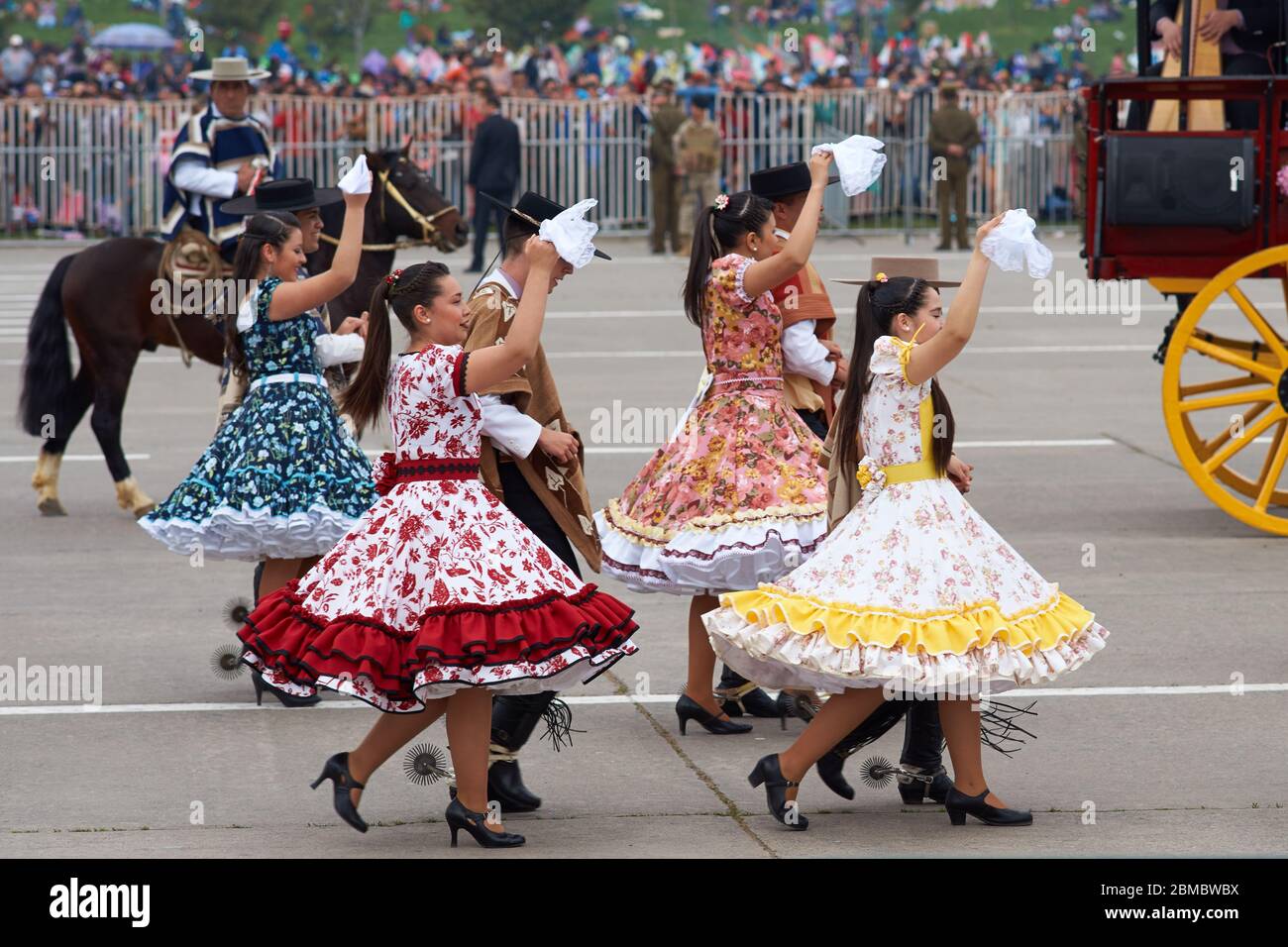 Traditionelle Tanzgruppe Cueca, die bei der jährlichen Militärparade im ...