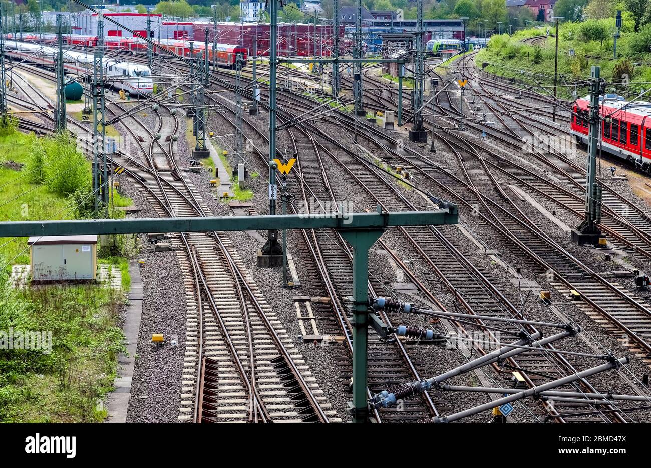 Mehrere Gleise mit Kreuzungen an einem Bahnhof in einer ...