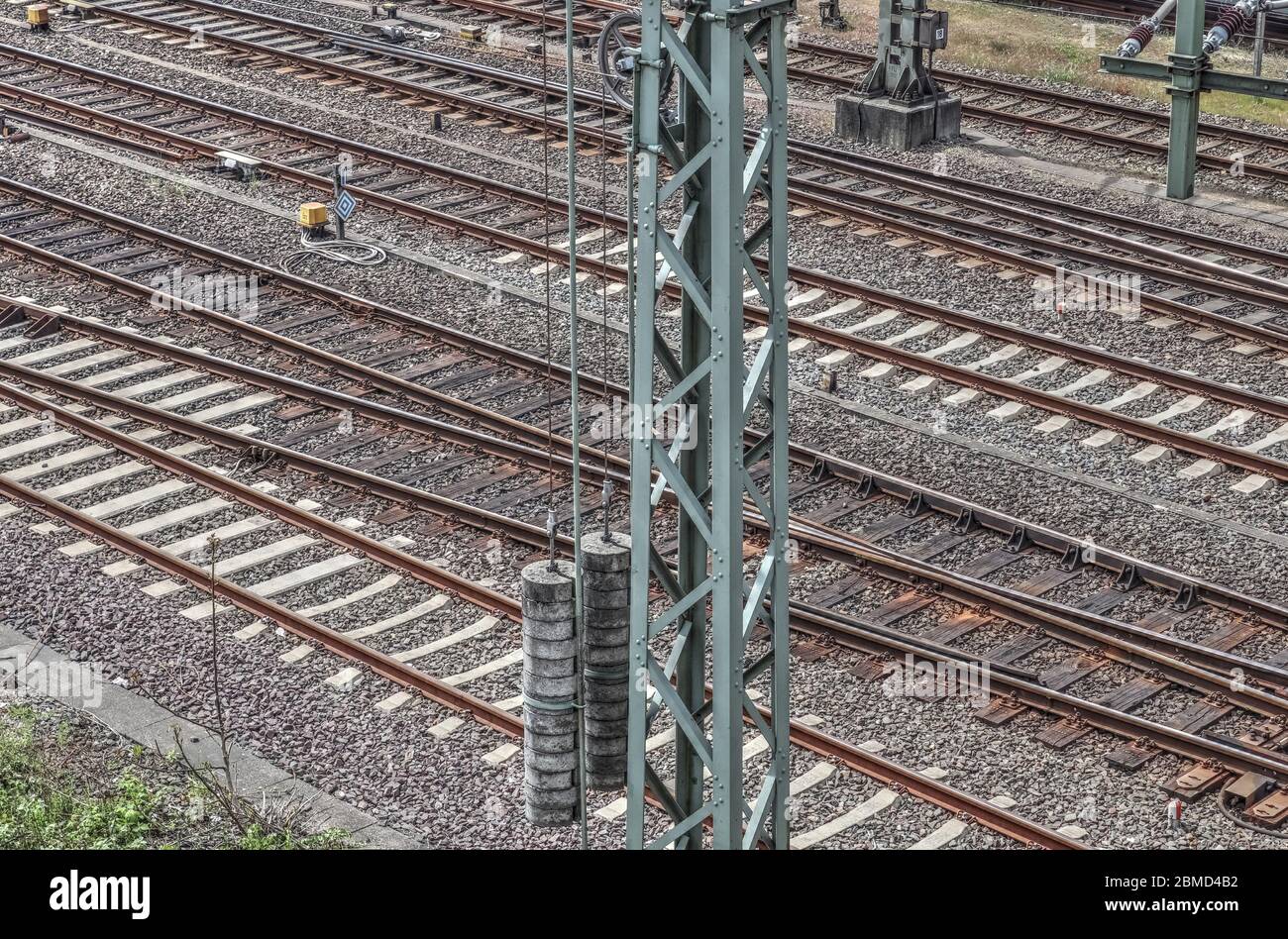 Mehrere Gleise mit Kreuzungen an einem Bahnhof in einer ...
