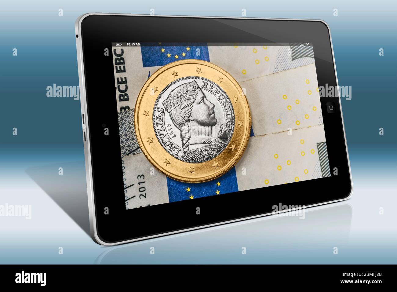 Eine 1-Euro-Münze aus Lettland auf Euro-Banknoten, Blick auf einem ... Eine 1-Euro-Münze aus Lettland auf Euro-Banknoten, Blick auf einem ...