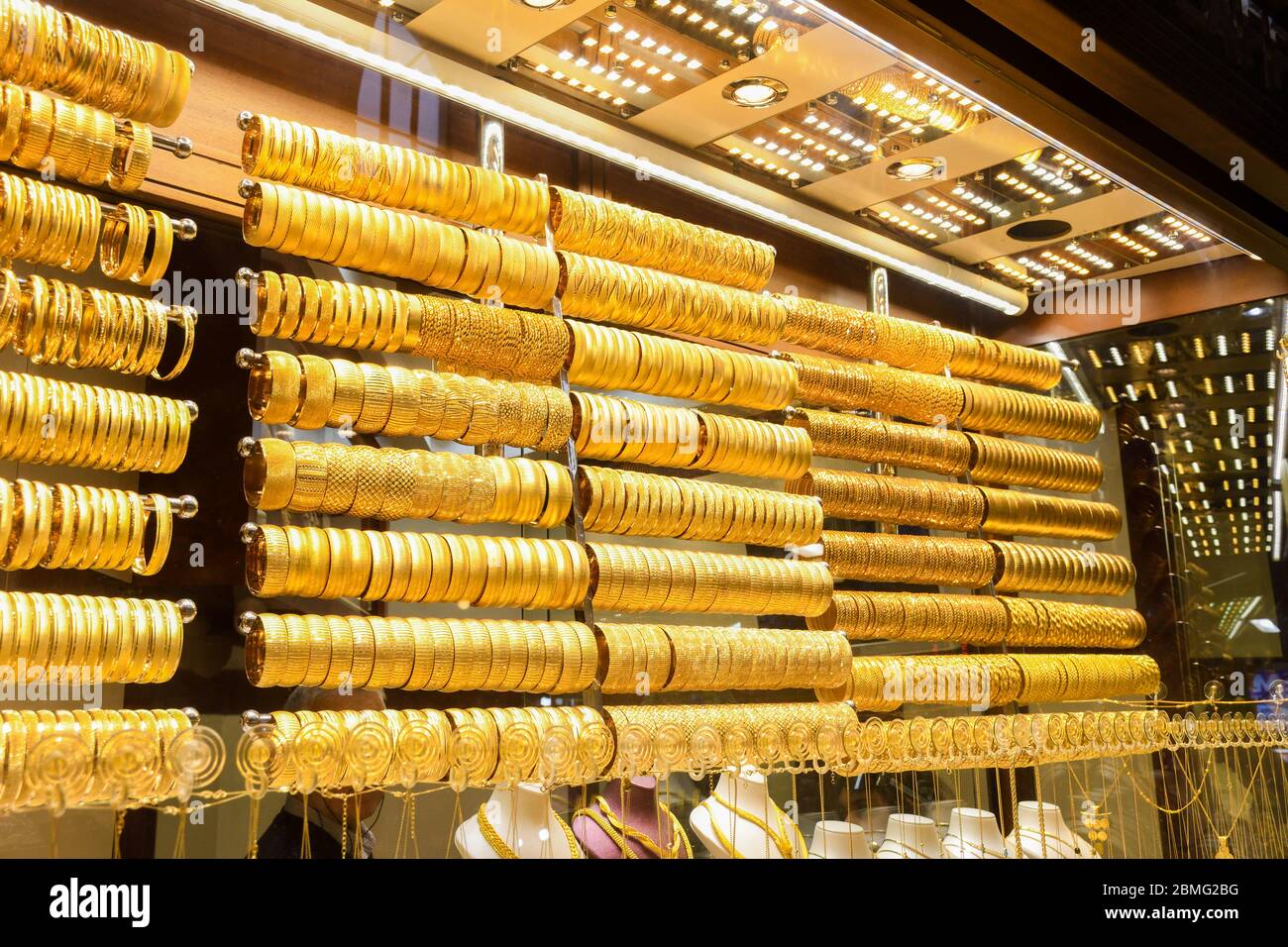 Gold Jewellery In Shop Window Stockfotos und -bilder Kaufen - Alamy