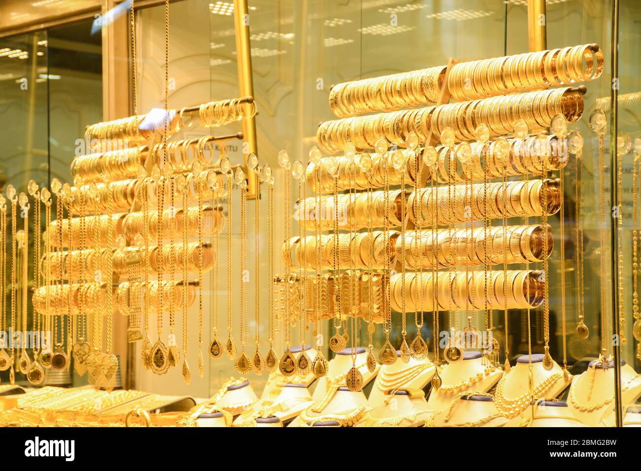 Gold Jewellery In Shop Window Stockfotos und -bilder Kaufen - Alamy