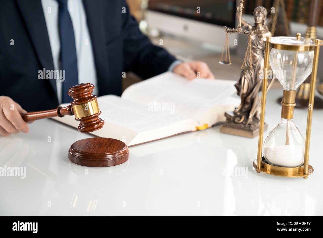 Anwalt bei der Arbeit. Der Gavel des Richters und die Themis-Statue auf ...